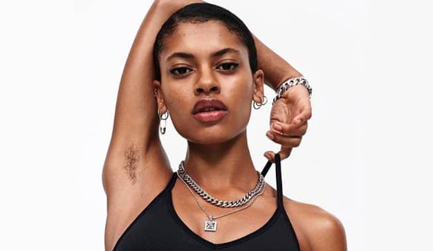 Las redes sociales aplauden a Nike por mostrar a una modelo con vello ...