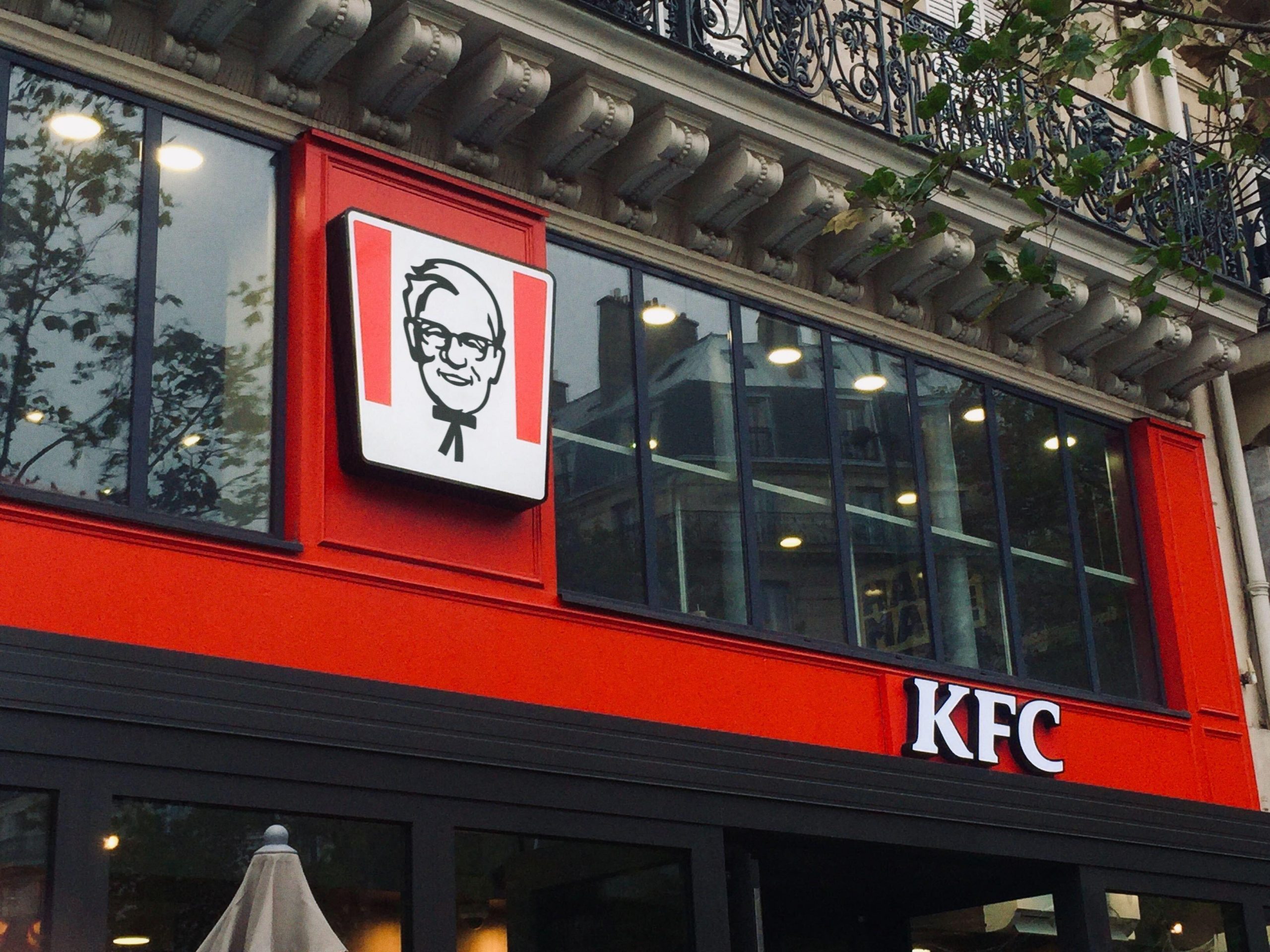 KFC afeita al Coronel Sanders con motivo de Movember