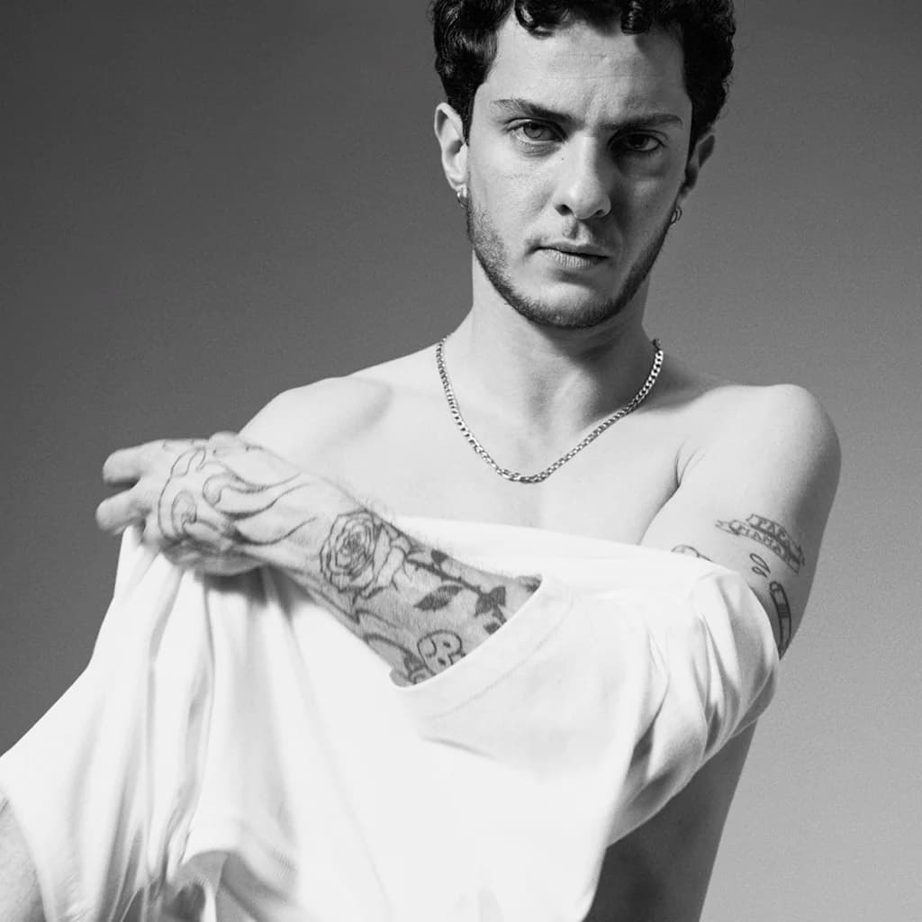 Esta campaña homenajea los anuncios de Calvin Klein en los 90